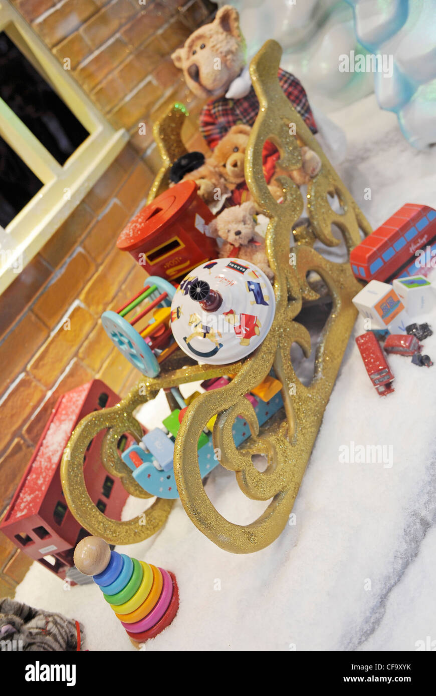 Hamleys christmas window display hi-res stock photography and images ...