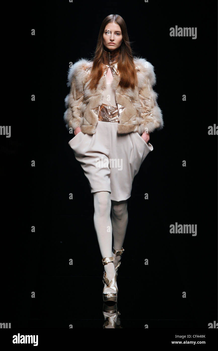 Givenchy Paris Haute Couture Autumn Winter Brunette female model ...