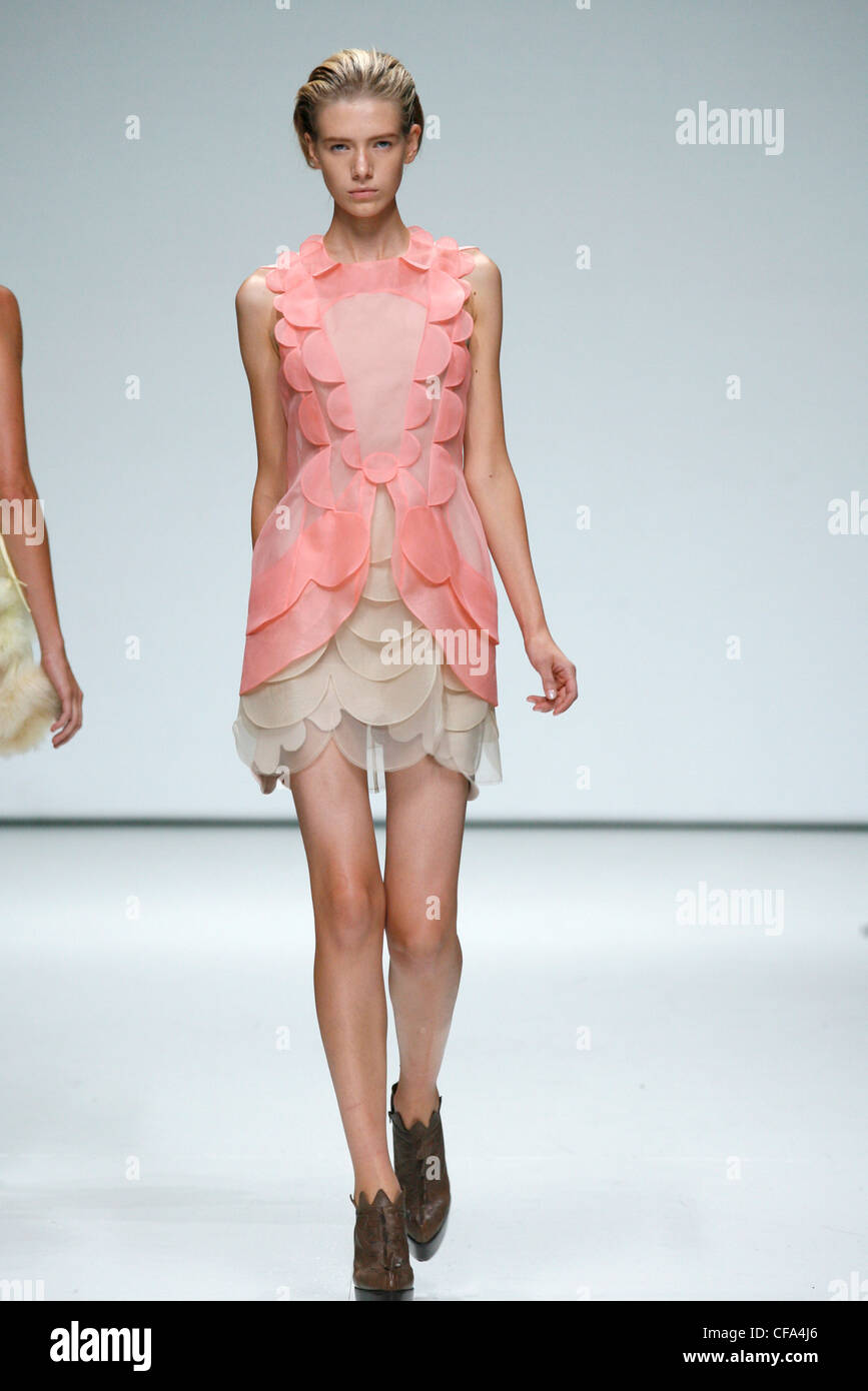 Christopher Kane London Ready to Wear Spring Summer Beige and pink ...