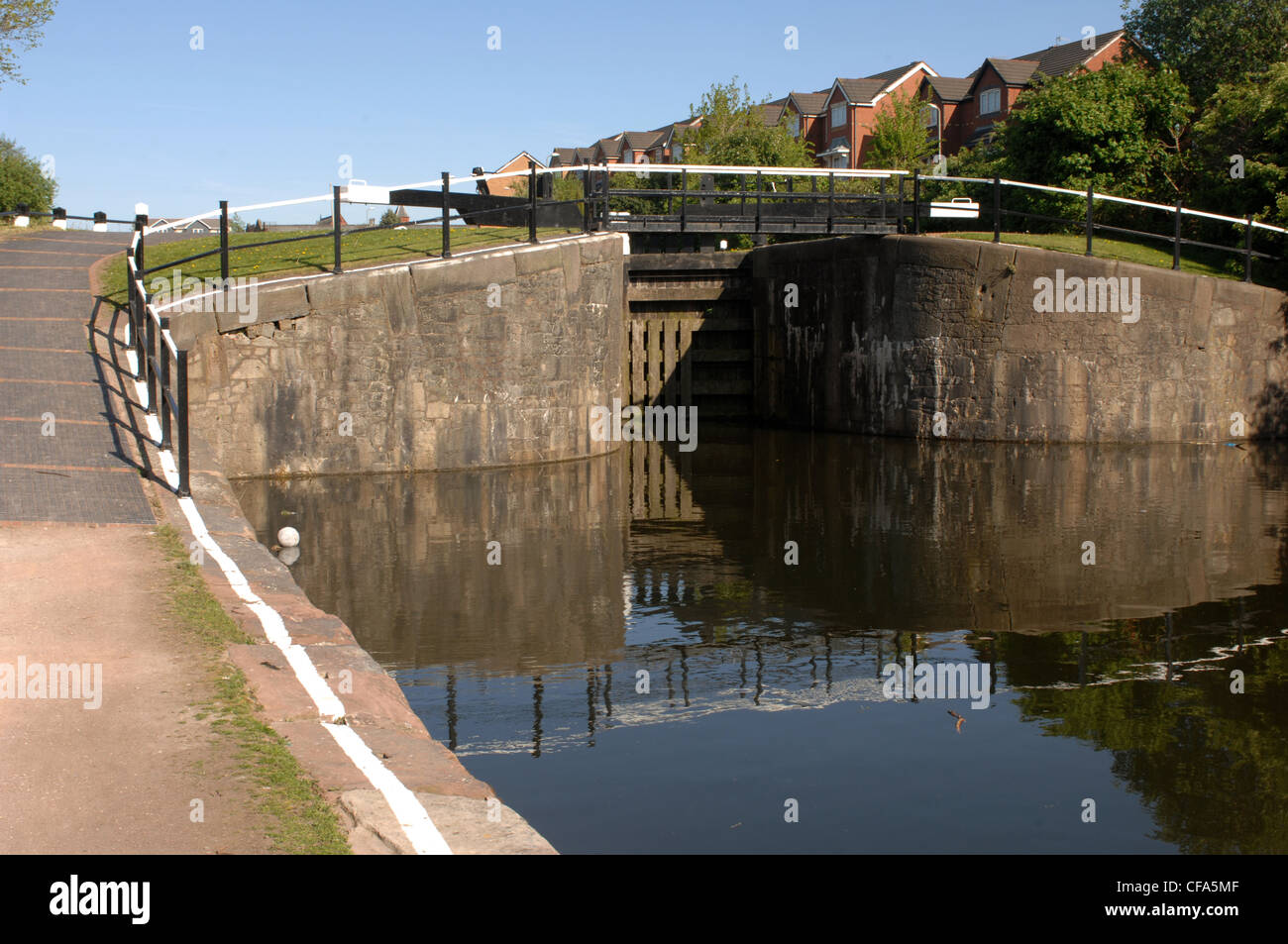 Lock docks england canals hi-res stock photography and images - Alamy