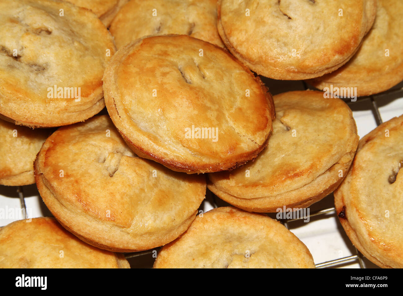 Hot mince pies cooling on tray Stock Photo - Alamy