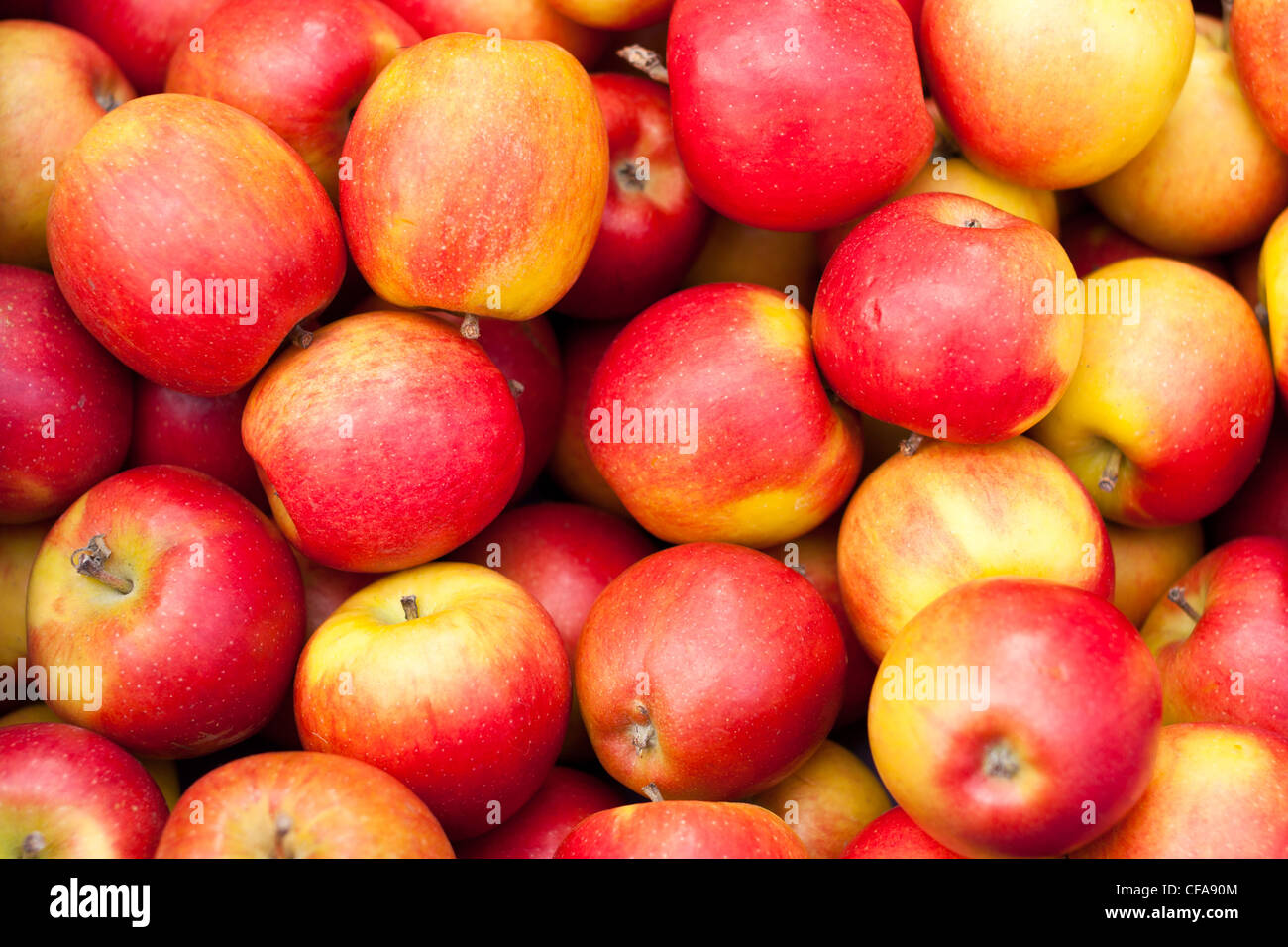 Group of apples on a marketplace Stock Photo - Alamy