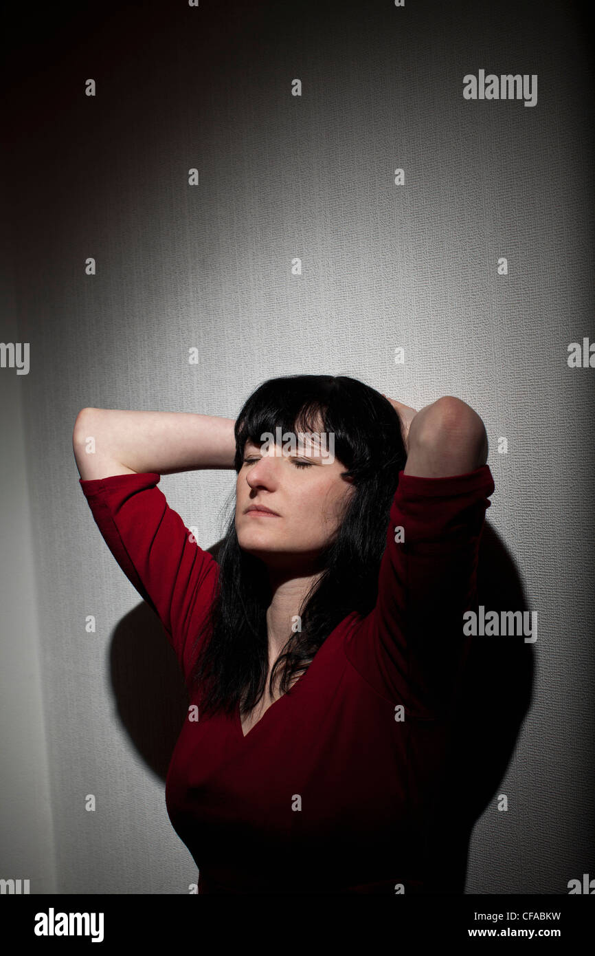 Woman clutching her hair Stock Photo - Alamy