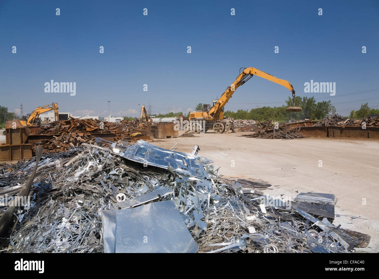 Scrap yard magnet hi-res stock photography and images - Alamy