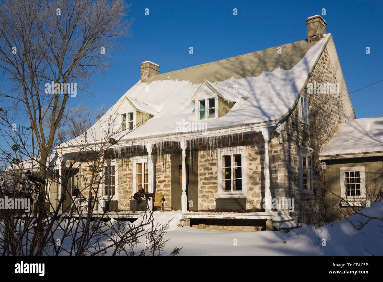 Sloped roof snow hi-res stock photography and images - Alamy