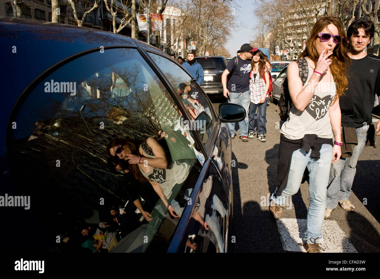 People walking between cars on the streets of Barcelona Stock Photo - Alamy