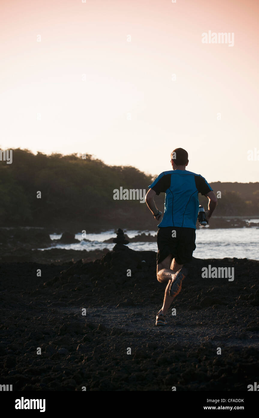 Fit guy running on seashore hi-res stock photography and images - Alamy
