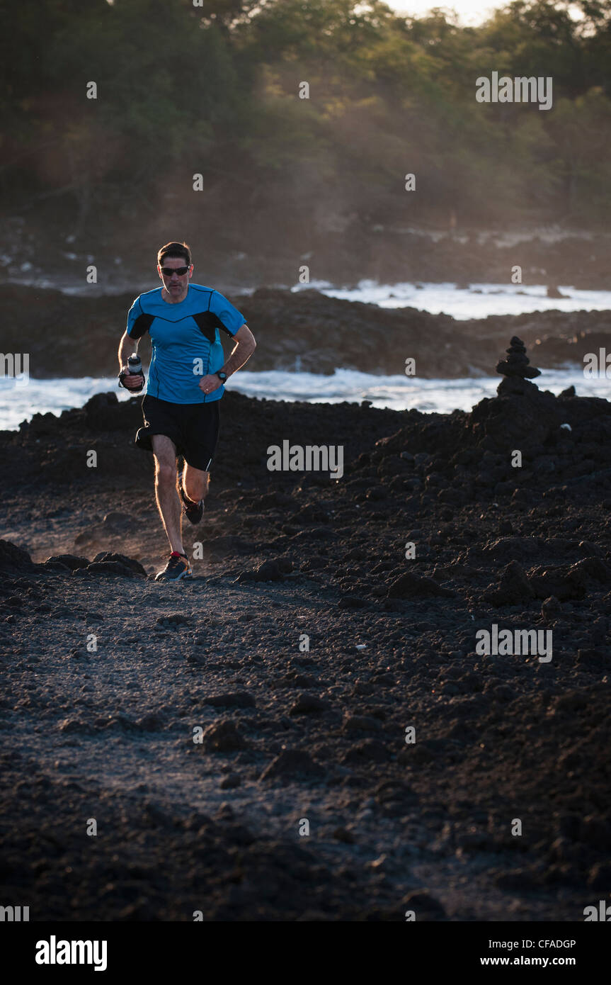 Fit guy running on seashore hi-res stock photography and images - Alamy