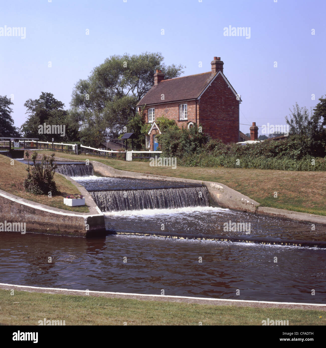 Lock and weir with old lock keepers cottage on the River Wey at Ripley ...