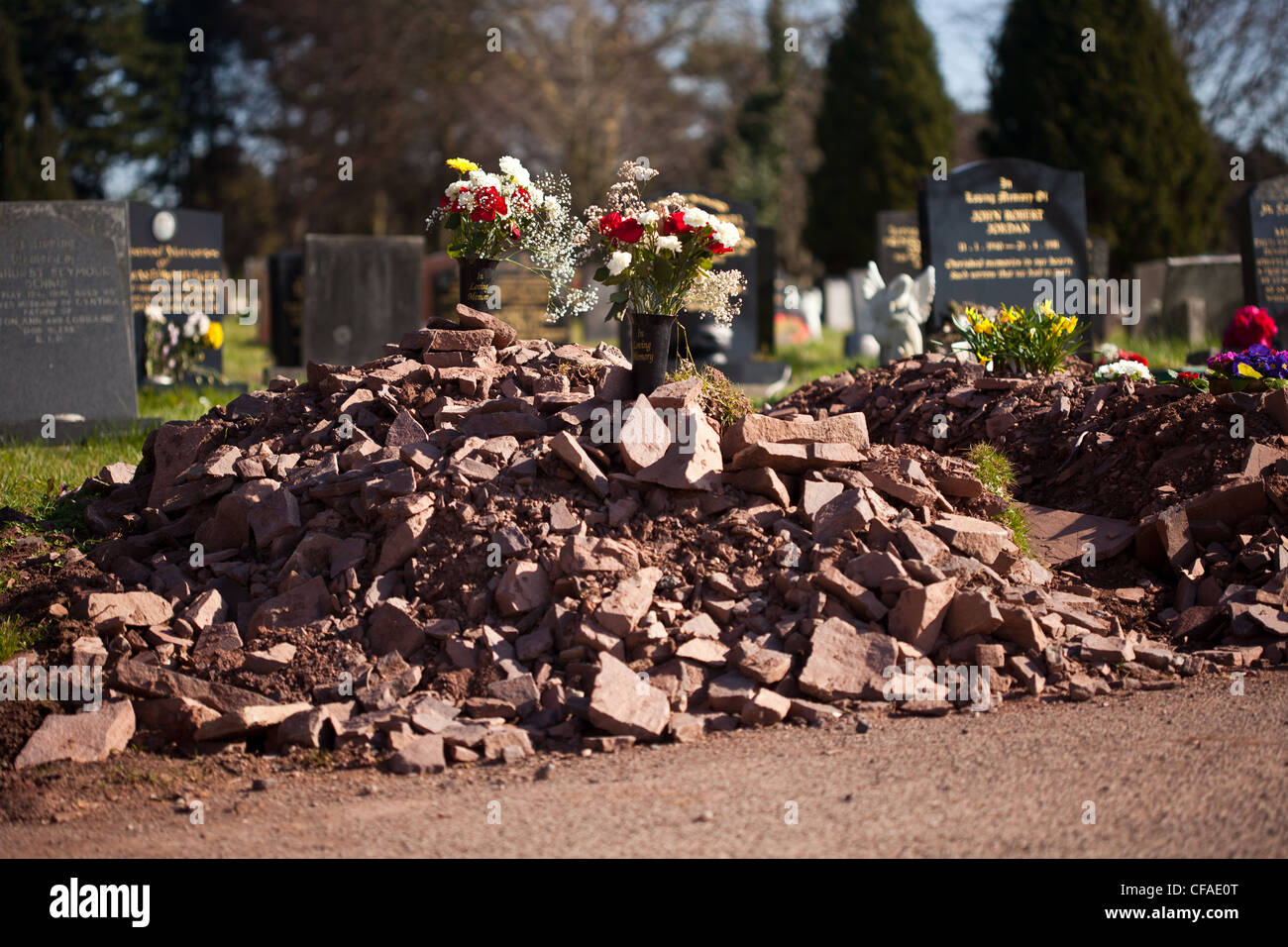 Fresh new grave, just buried Stock Photo - Alamy