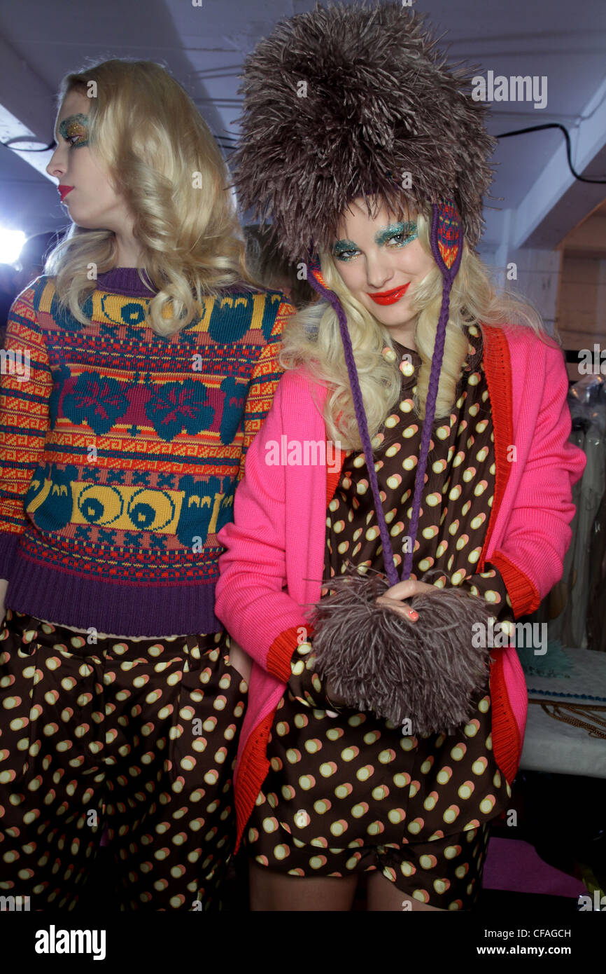 Giles Backstage London Ready to Wear Spring Summer 201 Stock Photo - Alamy