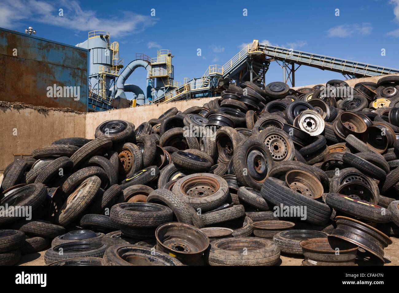 Large piles of scrap metal hi-res stock photography and images - Alamy