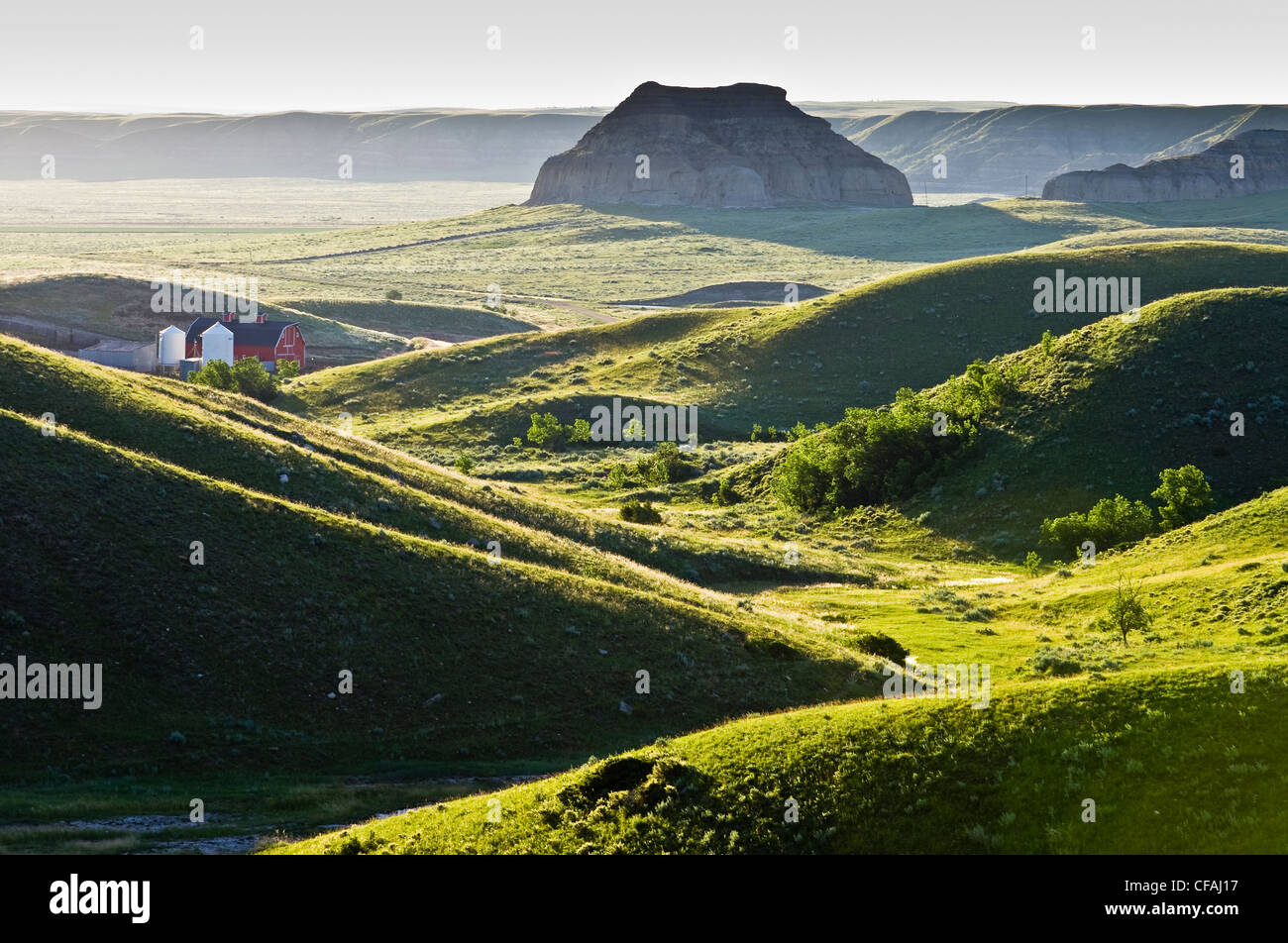 Barn red muddy field hi-res stock photography and images - Alamy