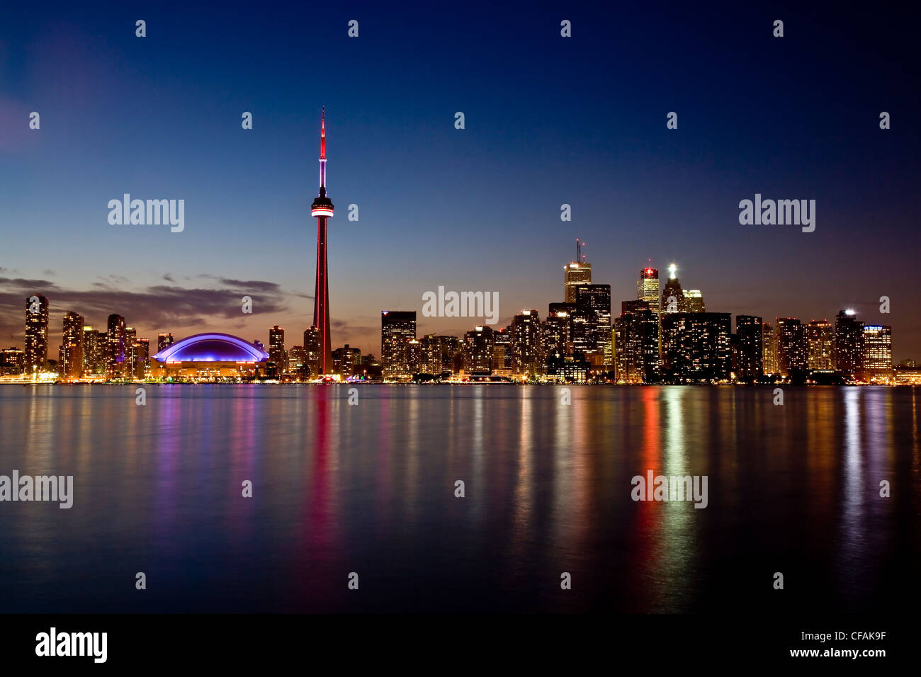 Toronto skyline viewed from center island hi-res stock photography and ...