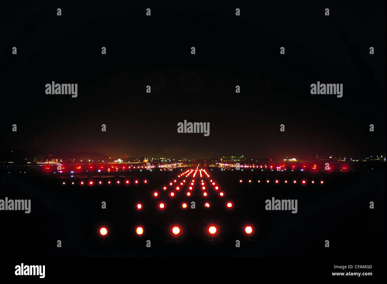 Aeroplane landing at night hi-res stock photography and images - Alamy