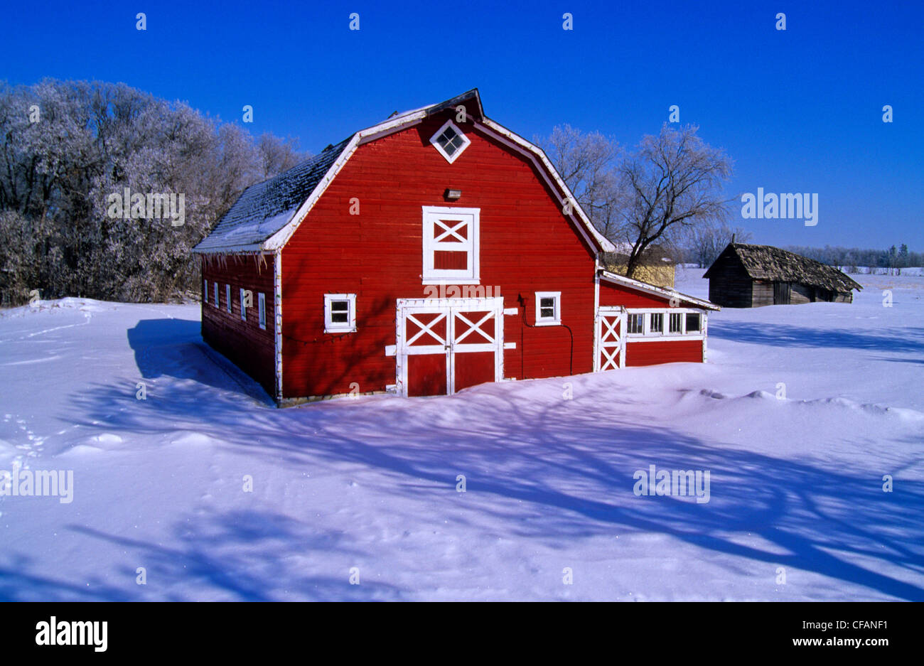 Red barn in snow hi-res stock photography and images - Alamy