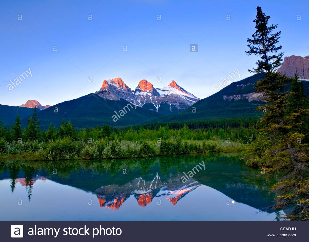 Three Sisters Mountain Stock Photos & Three Sisters Mountain Stock ...