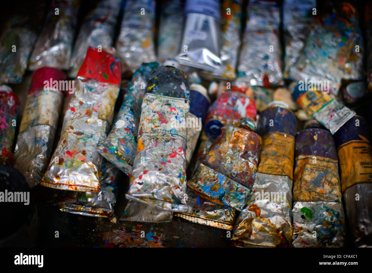 Old tubes of oil paint hi-res stock photography and images - Alamy