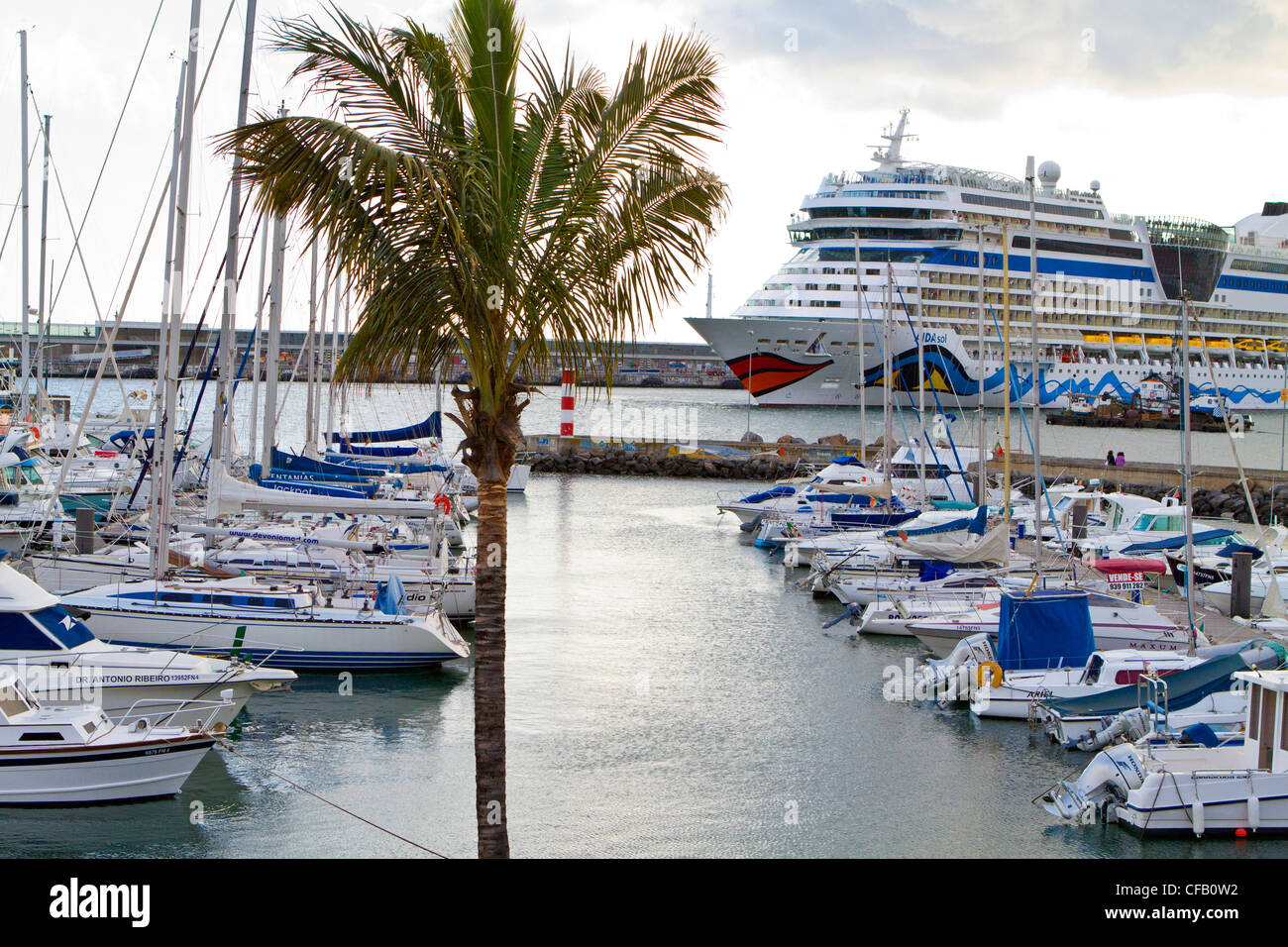 Marina do funchal hi-res stock photography and images - Alamy