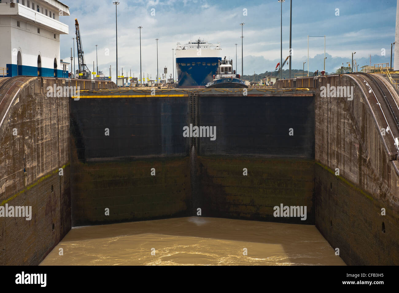 Ship entering lock in the Panama Canal Stock Photo - Alamy