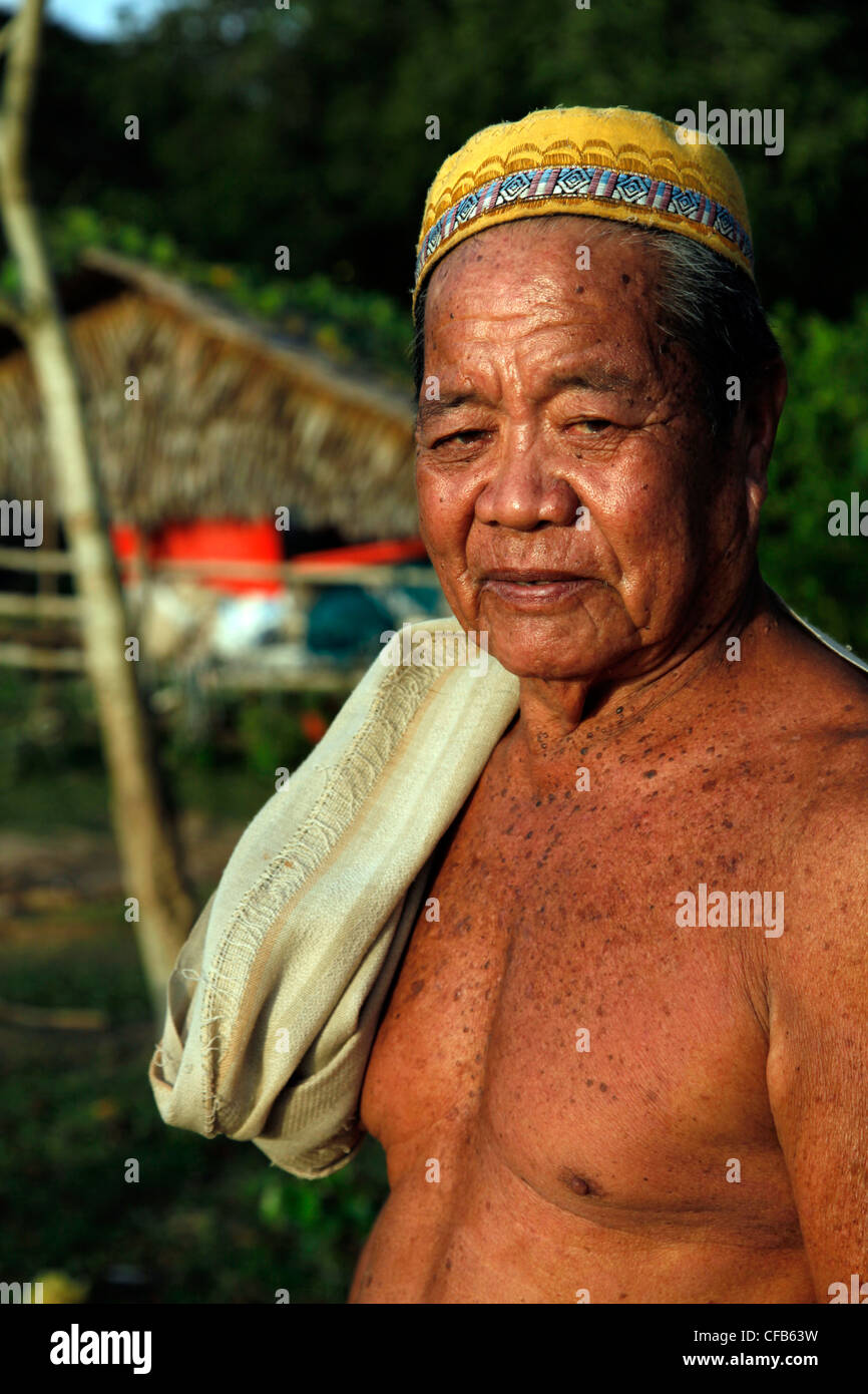 Traditional native Iban Dayak man in a longhouse in Borneo, Malaysia ...