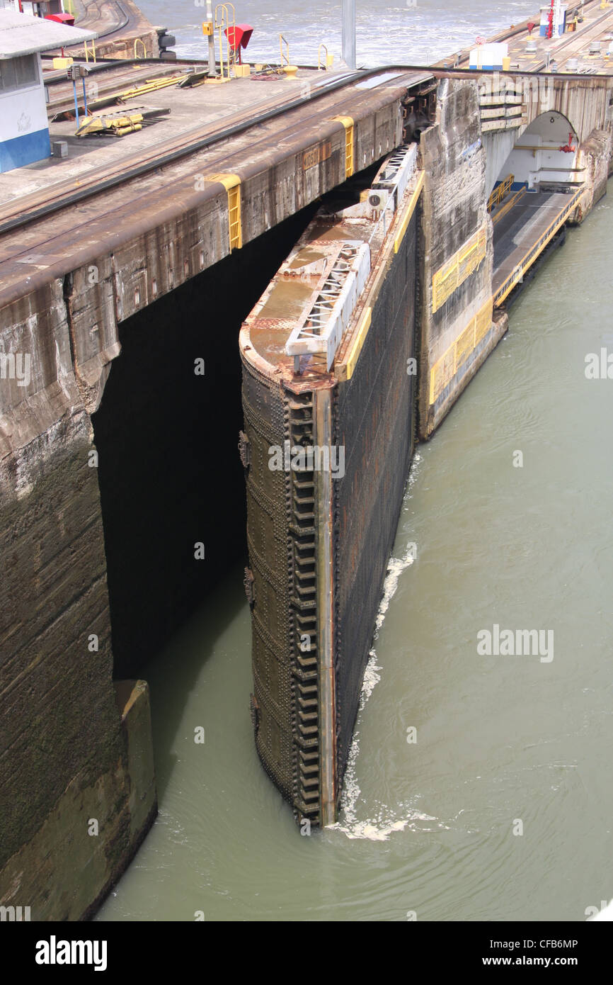 Swinging gate hi-res stock photography and images - Alamy