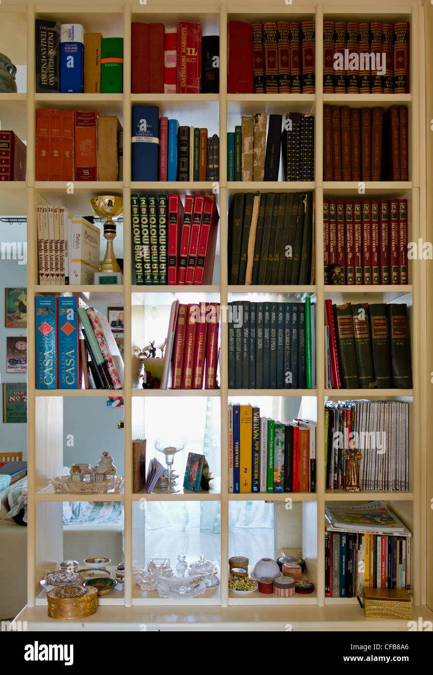 Home library book shelves hi-res stock photography and images - Alamy