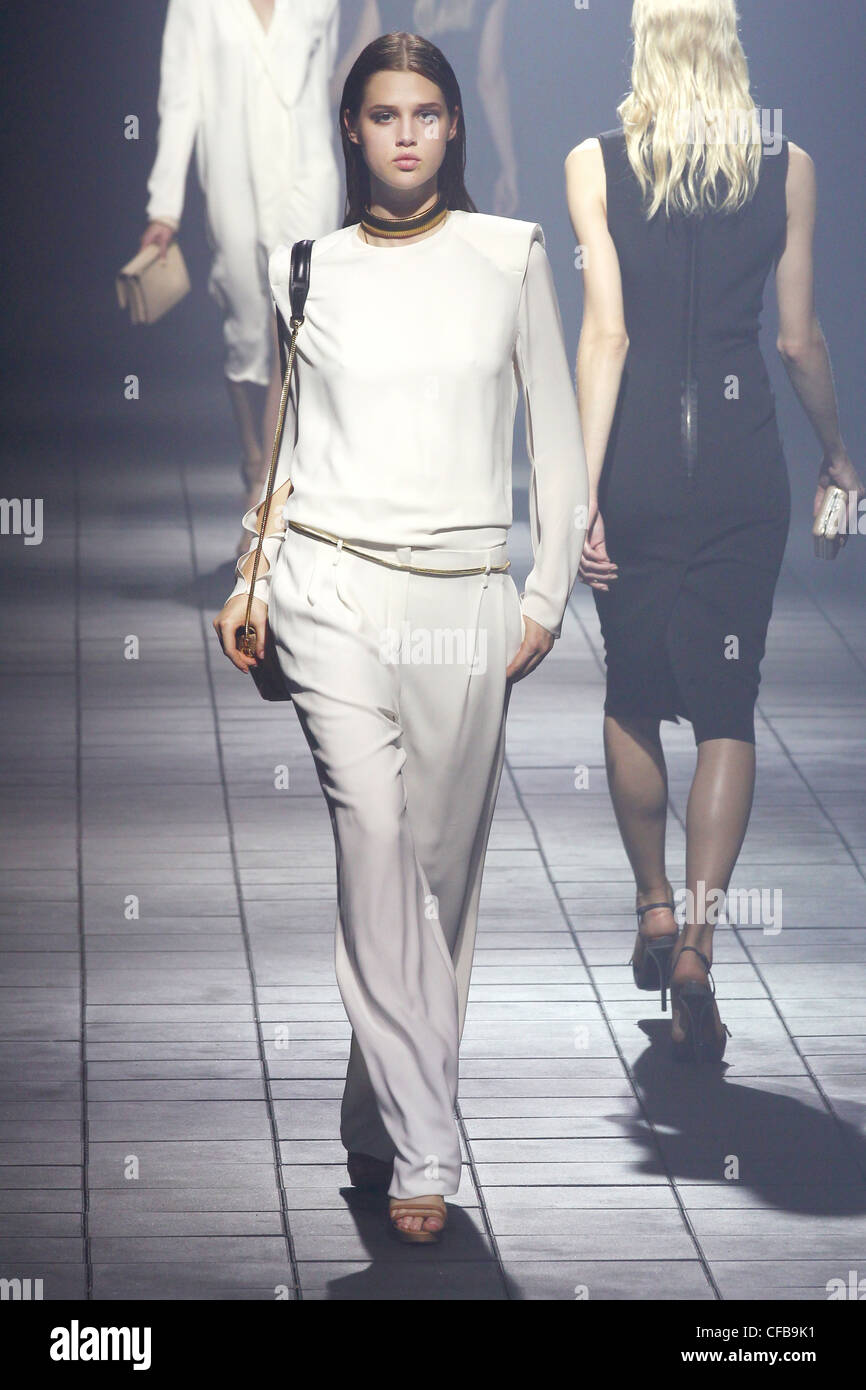 Glamorous paris hi-res stock photography and images - Alamy