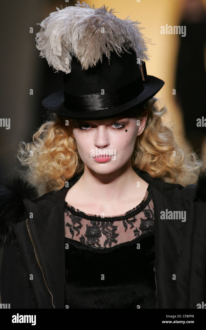 Gibo Milan Ready to Wear Autumn Winter Feathered hat Stock Photo - Alamy