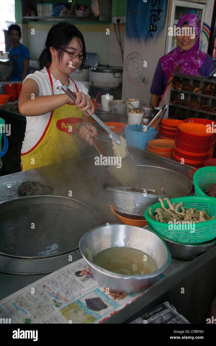 Women cooking noodles at a restaurant in Kuala Lumpur, Malaysia Stock ...