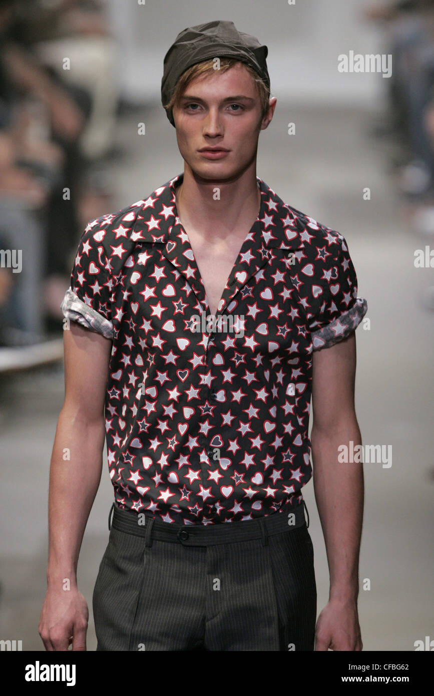 Prada catwalk hat hi-res stock photography and images - Alamy