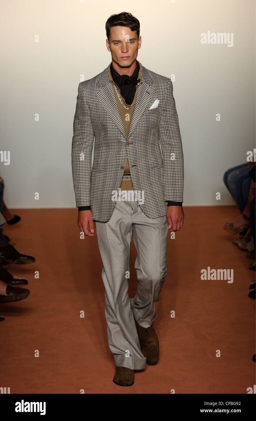Ysl catwalk hi-res stock photography and images - Alamy