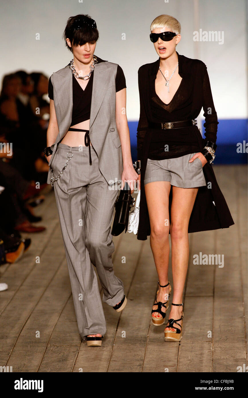 Hermes Paris Ready to Wear Spring Summer Models Amanda Moore short ...