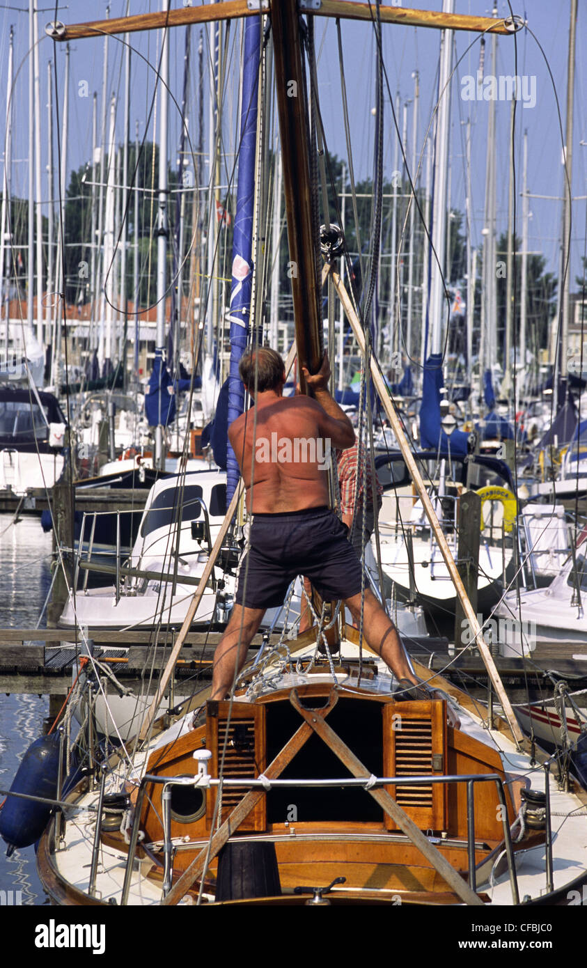 Ship mast man hi-res stock photography and images - Alamy