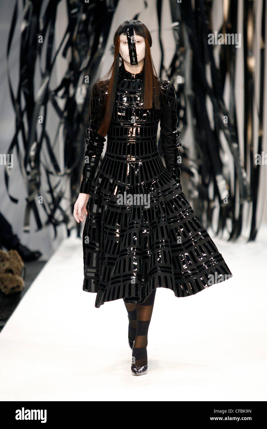 Gareth Pugh London Ready to Wear Autumn Winter Model wearing black and ...