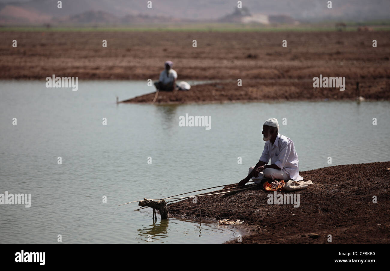 Rural fishermen at a little pond Andhra Pradesh South India Stock Photo ...