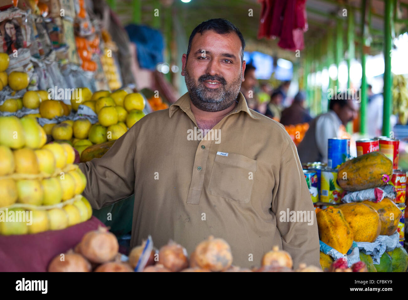Pakistani vendor fresh fruit hi-res stock photography and images - Alamy