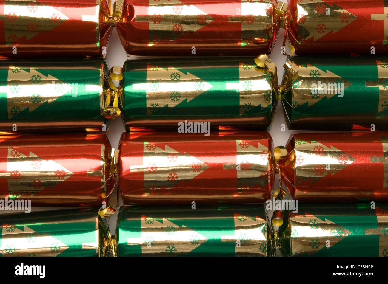 Red green christmas crackers gold hi-res stock photography and images ...