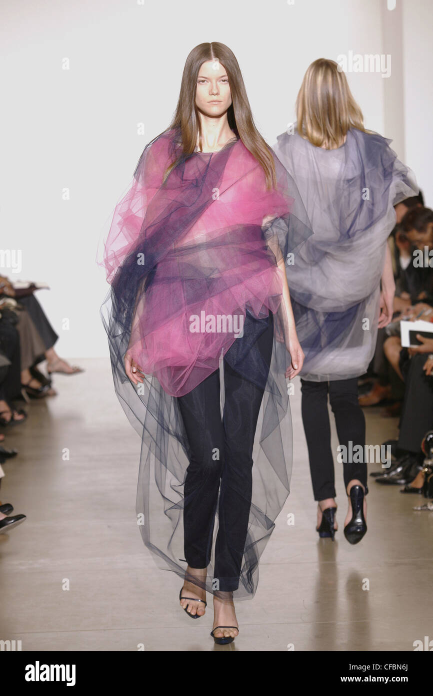 Jil Sander Milan Ready to Wear Spring Summer Brunette female model long ...