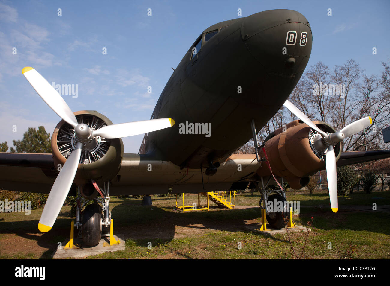 A view of propeller plane with a bright sky Stock Photo - Alamy
