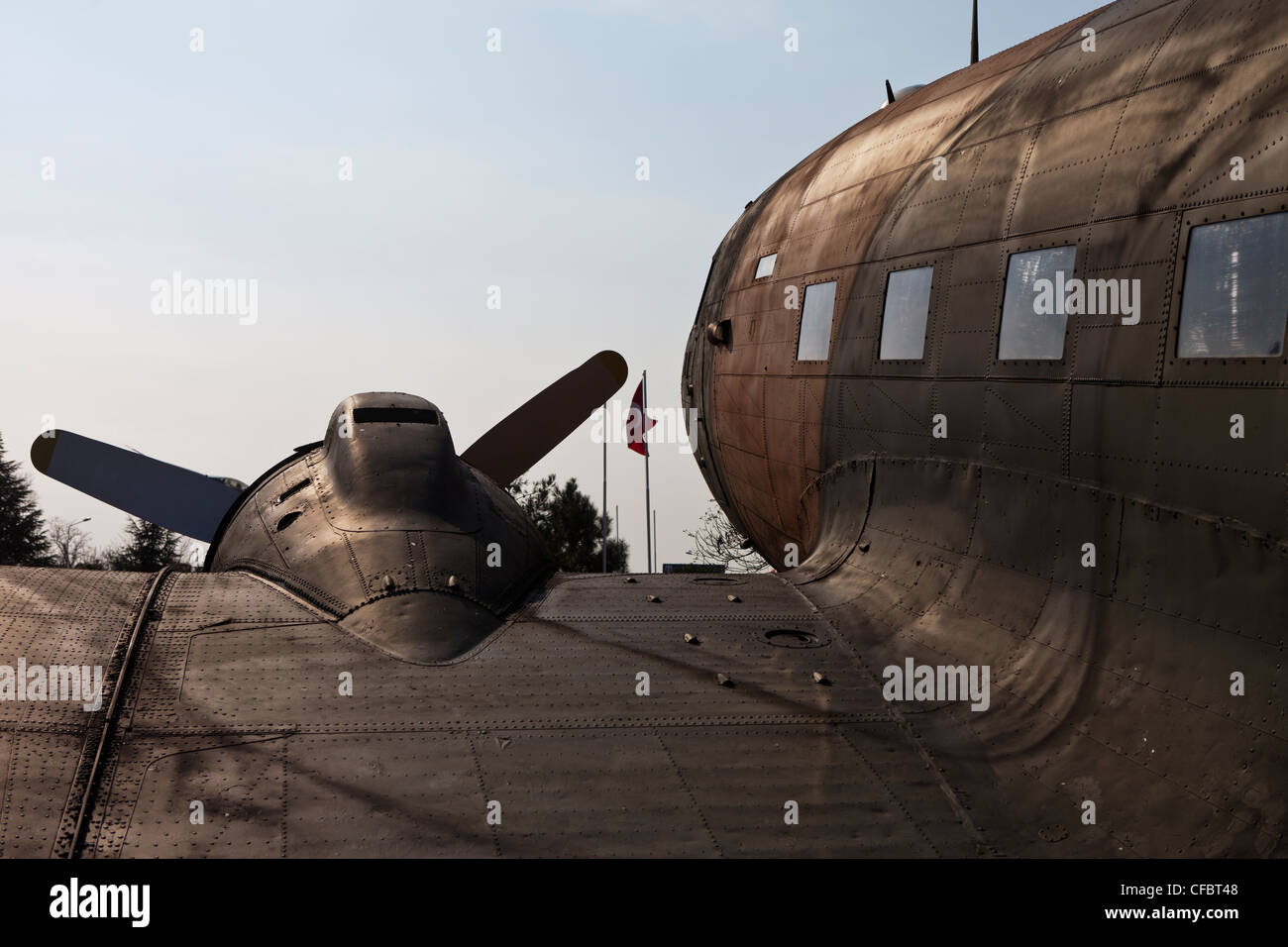 A view of propeller plane with a bright sky Stock Photo - Alamy