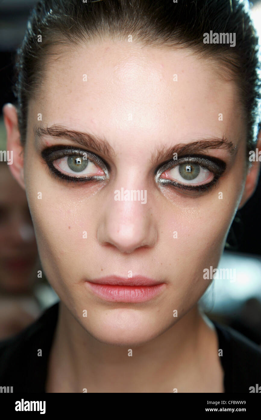 Lavin BACKSTAGE Paris Ready to Wear Autumn Winter Model pencilled in ...