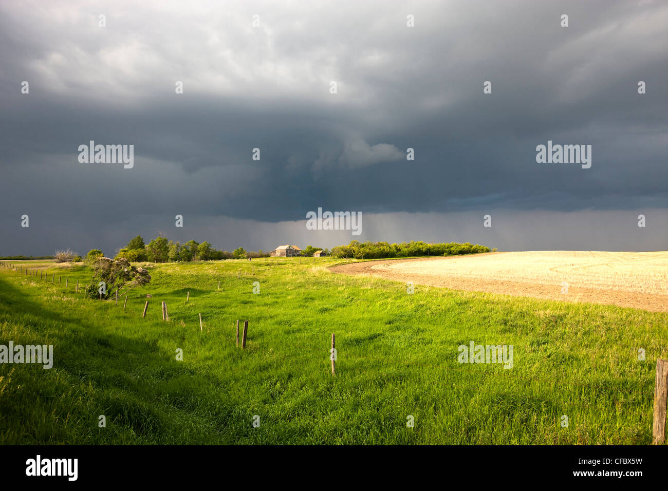 Storm clouds over prairie fields hi-res stock photography and images ...