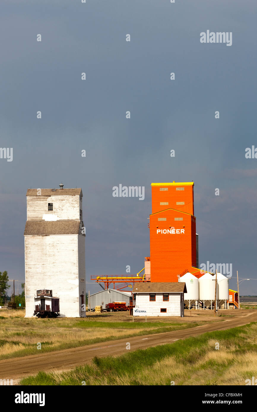Grain elevators in Gravelbourg, Saskatchewan, Canada Stock Photo - Alamy