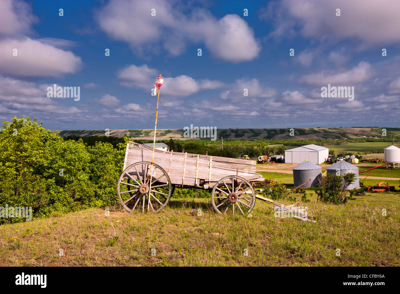 Grainery in a prairie field in rural saskatchewan hi-res stock ...