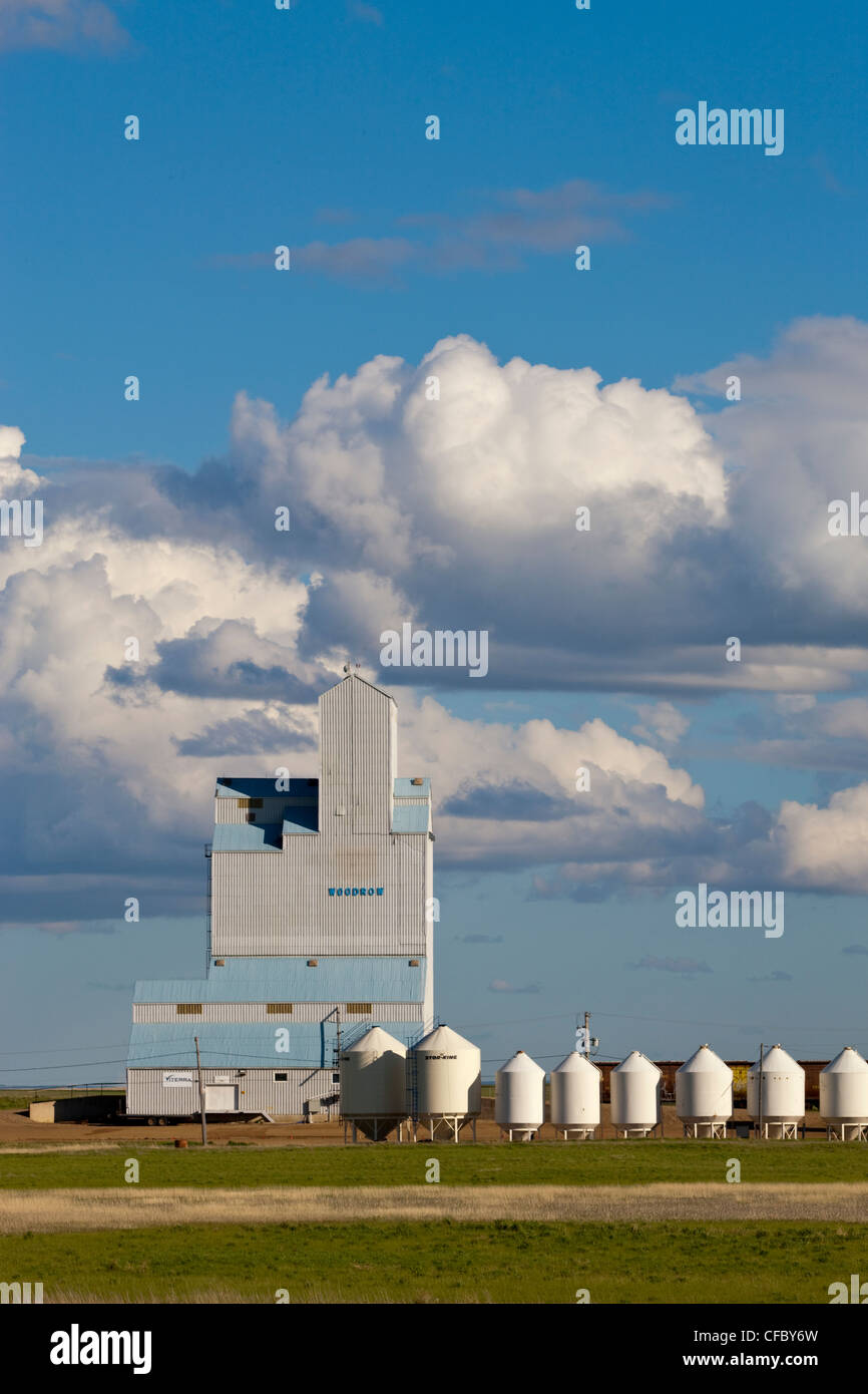 Row of grain elevators hi-res stock photography and images - Alamy