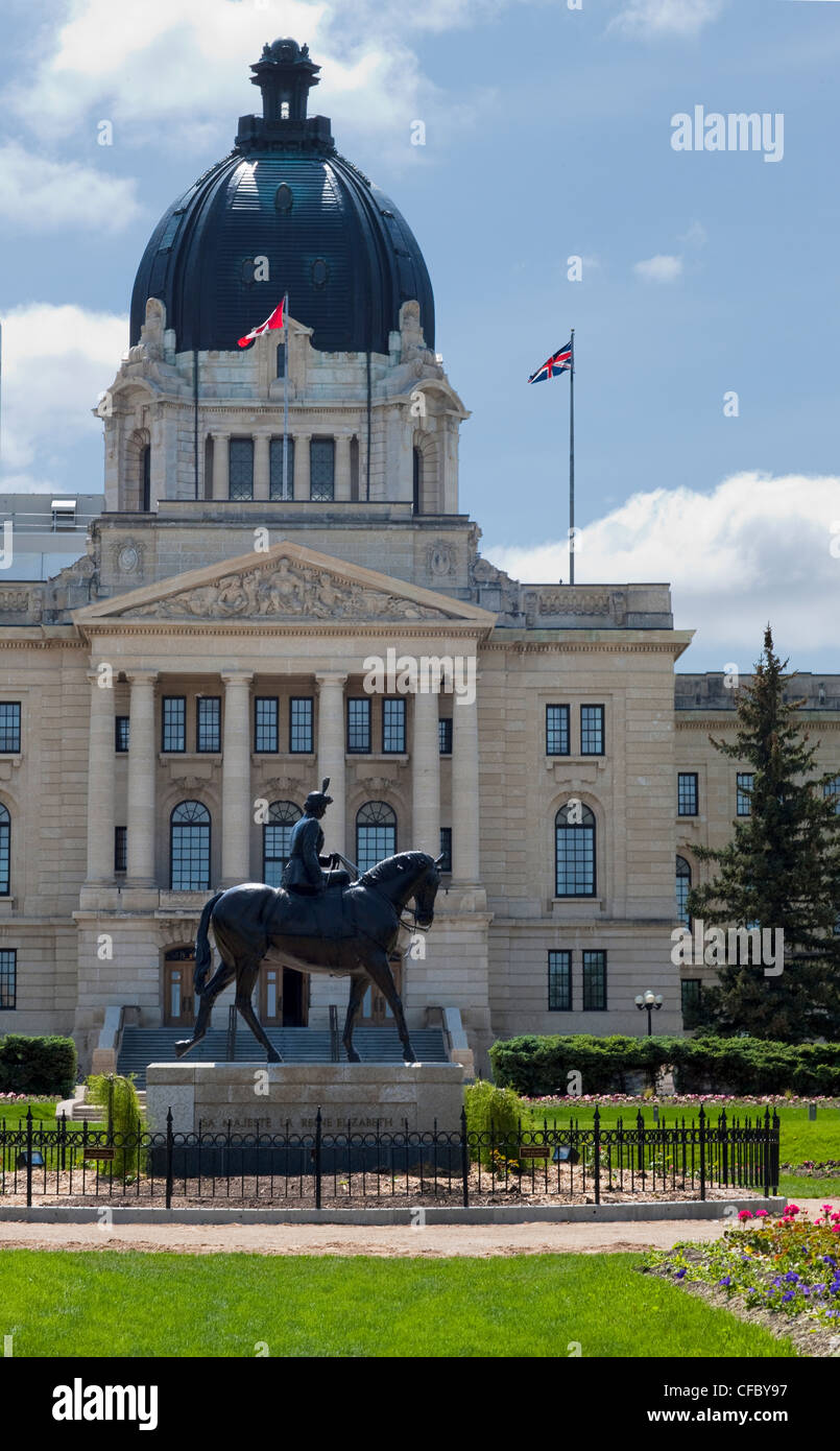 Statue of Queen Elizabeth in front of Saskatchewan Legislature in ...
