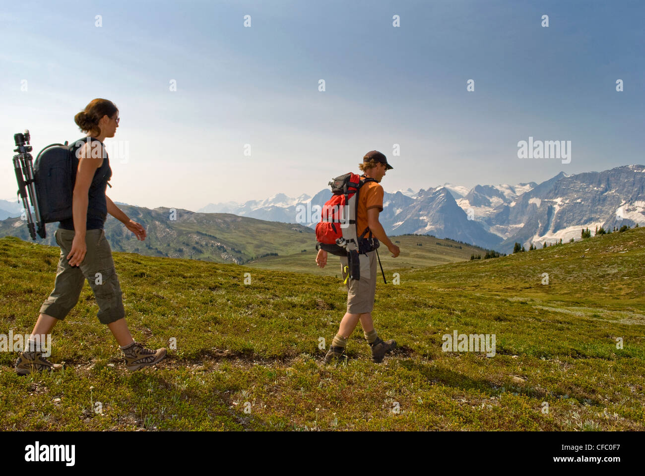Woman hiker follows guide down Kneegrinder Trail Stock Photo - Alamy