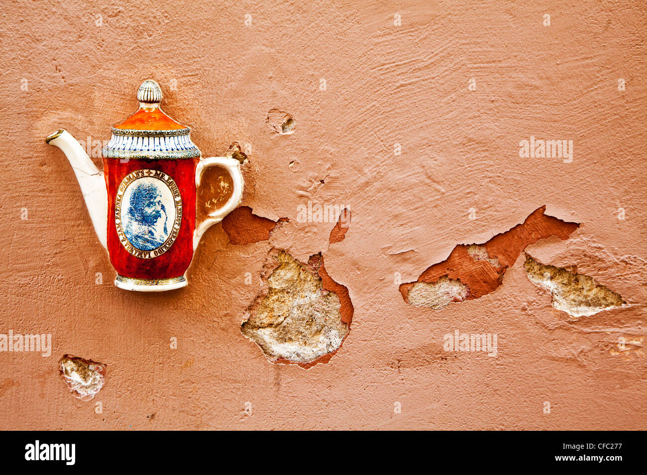 Crumbling wall hi-res stock photography and images - Alamy
