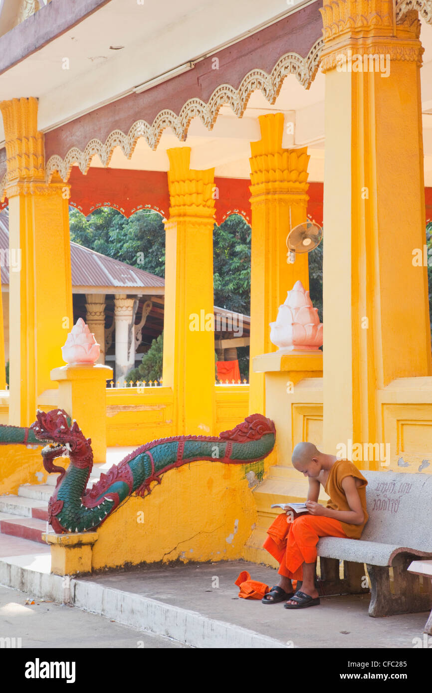 Monk sitting outside buddhist temple hi-res stock photography and ...